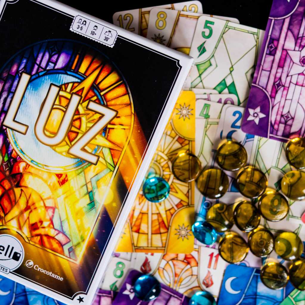 Luz: The trick-taking game where you don't know your cards!